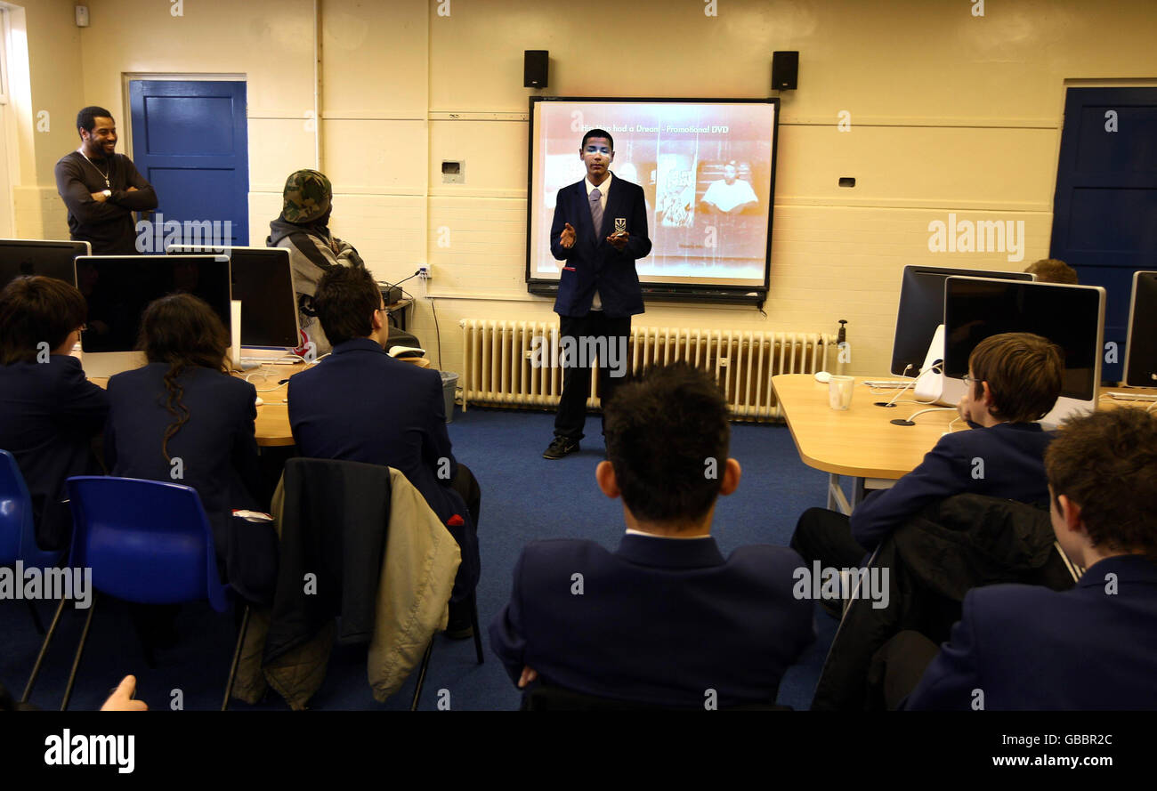 School classroom full computers hi-res stock photography and images - Alamy