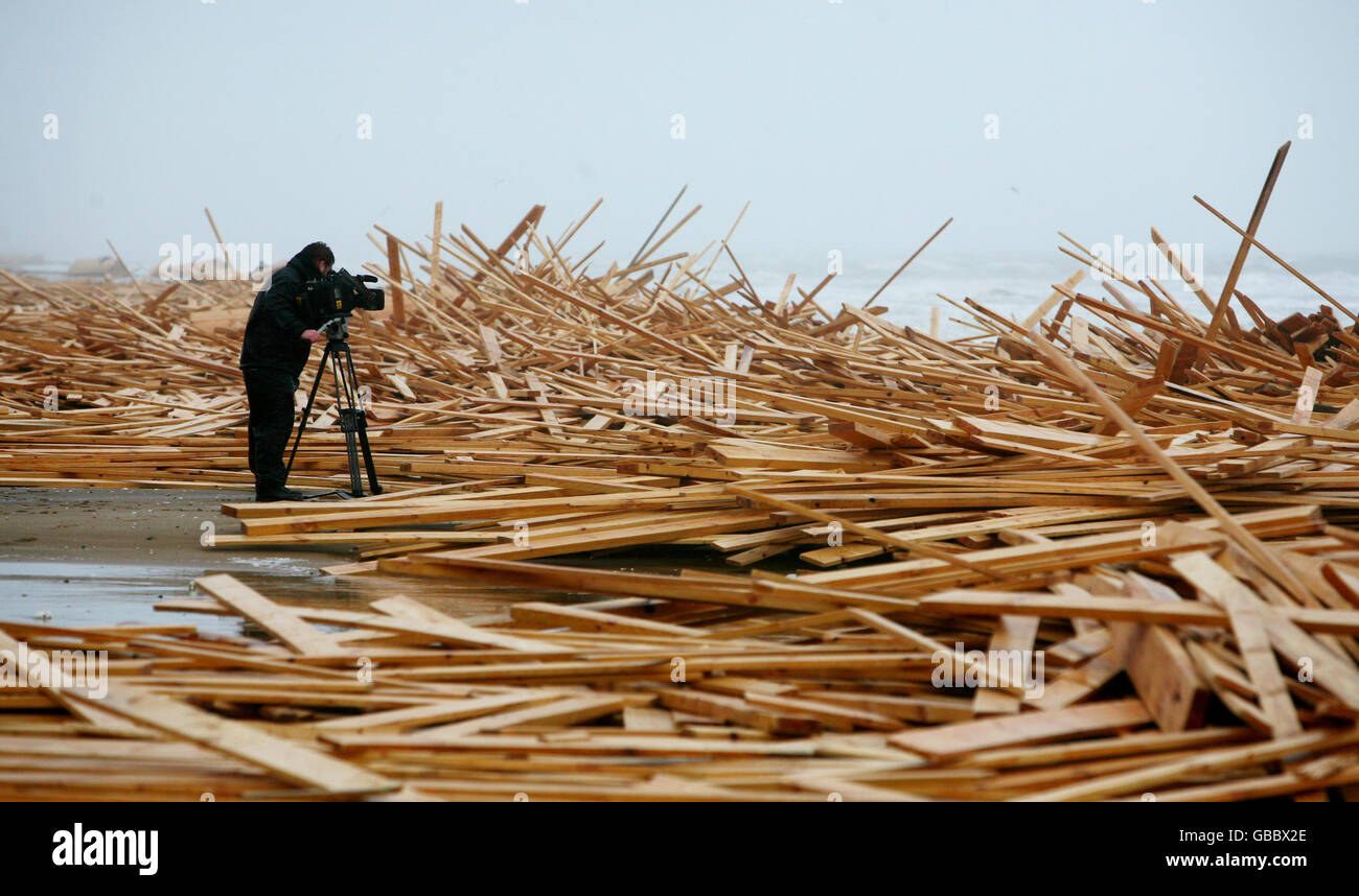 Washed up Timber Stock Photo - Alamy