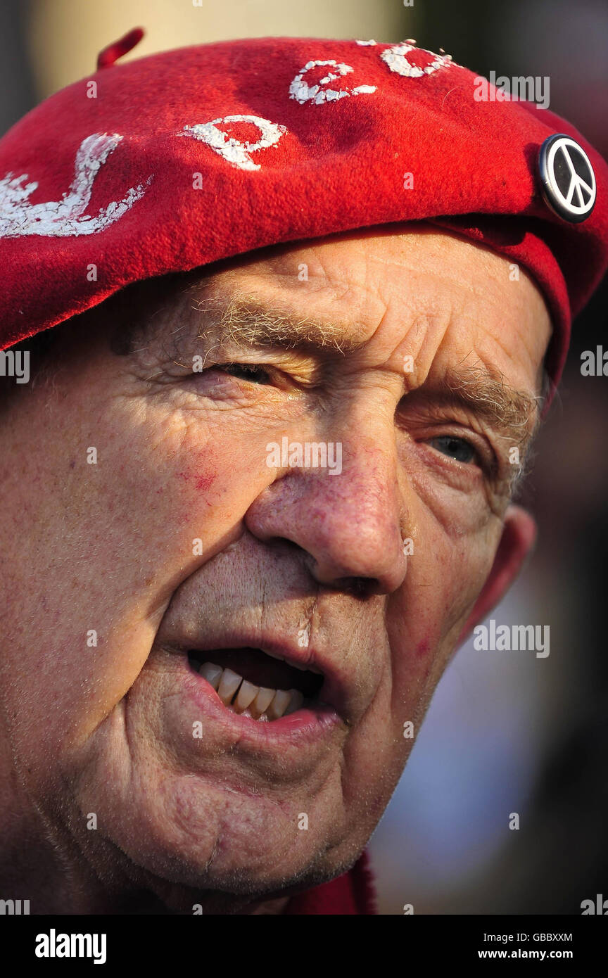 Vice Chairman of the CND Cymru, Ray Davies joins with protesters in ...
