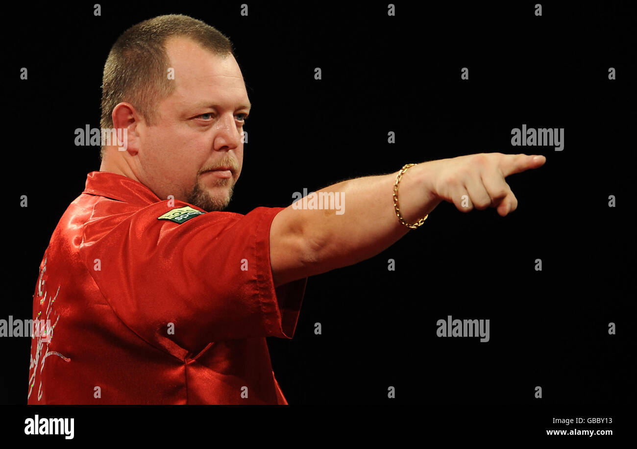 Mervyn King celebrates his victory against Dennis Smith after their ...