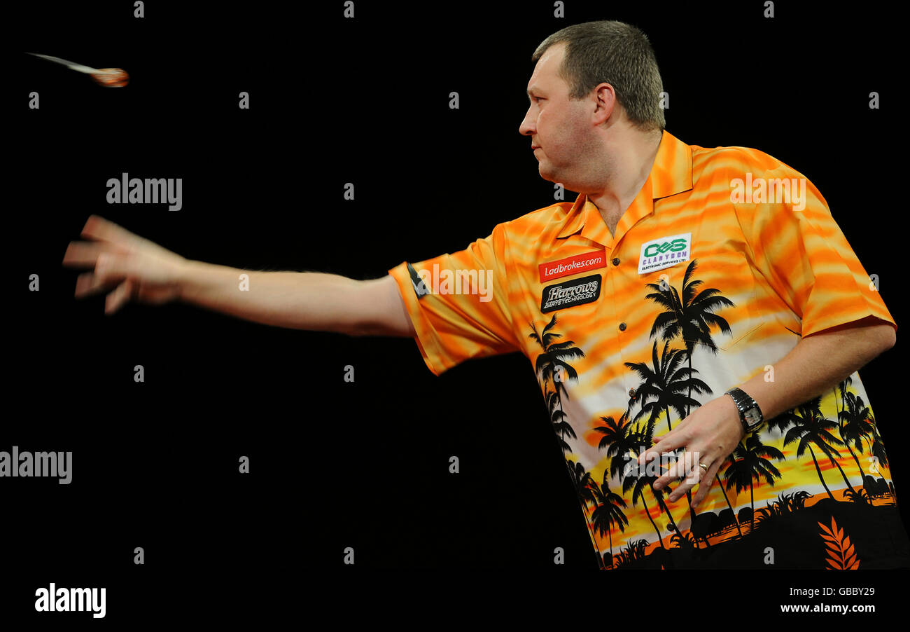 Wayne Mardle in action against Co Stompe during their third round match ...