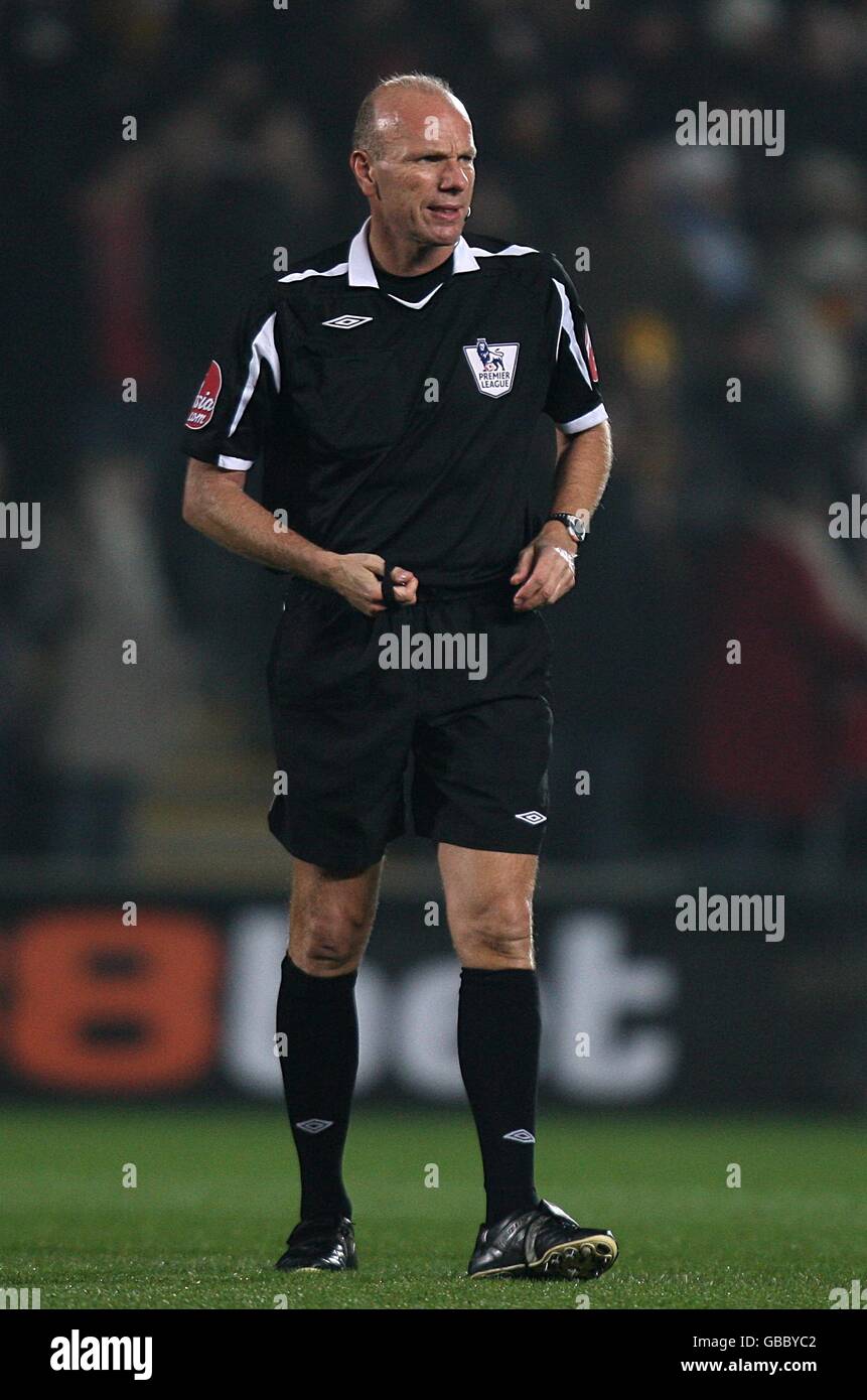 Football referee steve bennett hi-res stock photography and images - Alamy