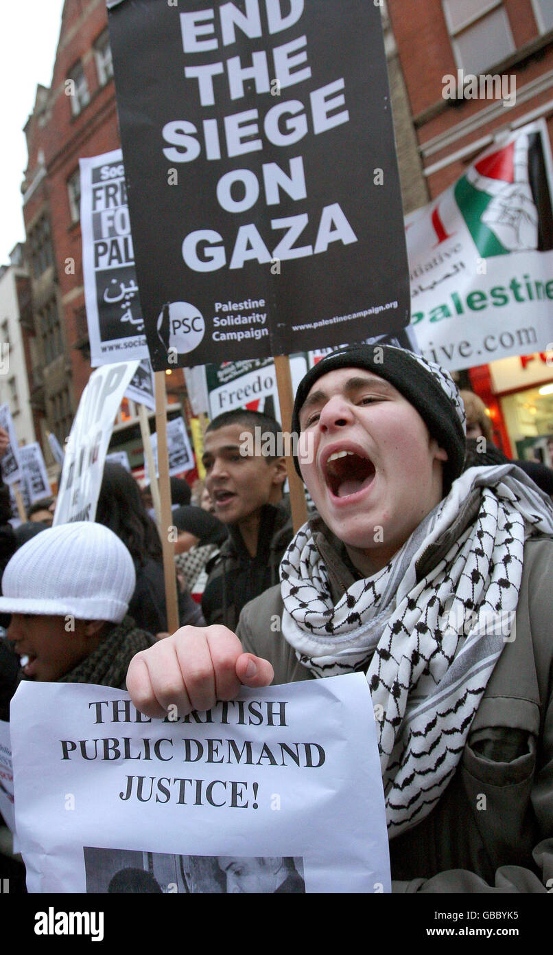 War conflict military protest hi-res stock photography and images - Alamy