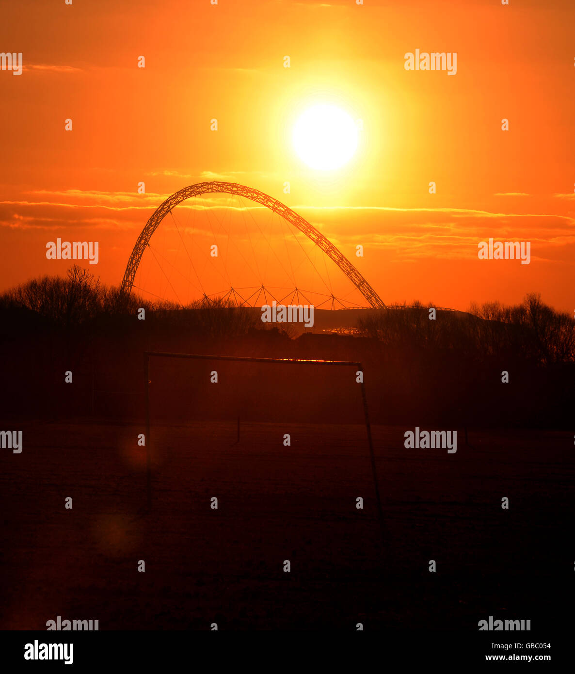 Wembley arch sunrise hi-res stock photography and images - Alamy