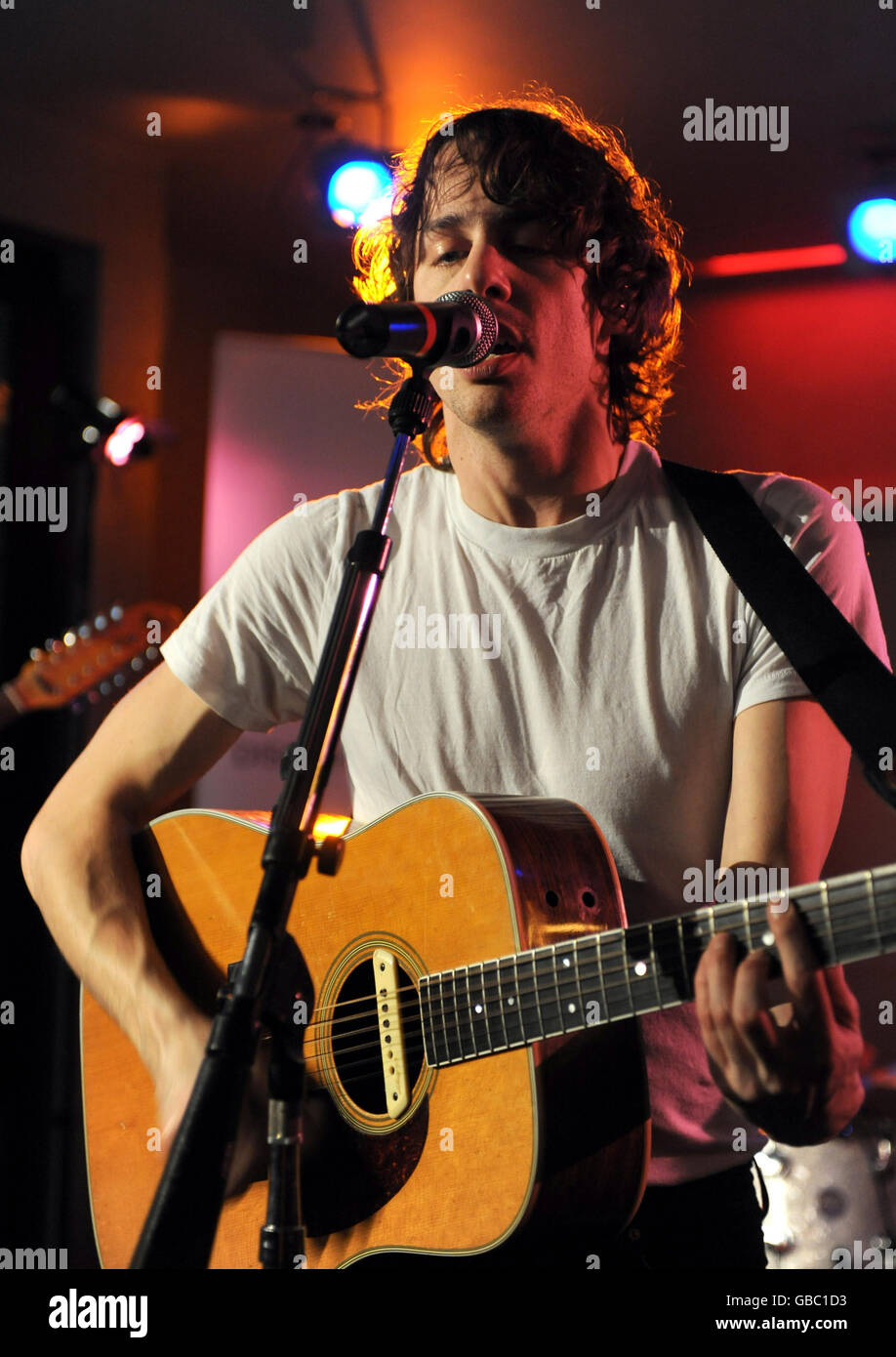 Singing johnny borrell of razorlight hi-res stock photography and ...