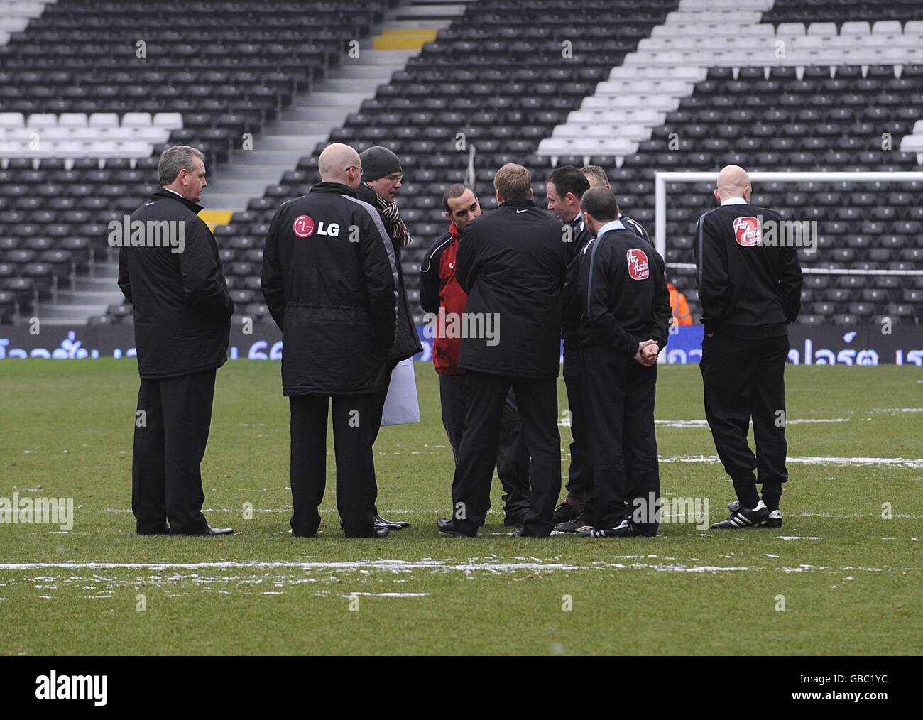 Football pitch centre circle hi-res stock photography and images - Alamy