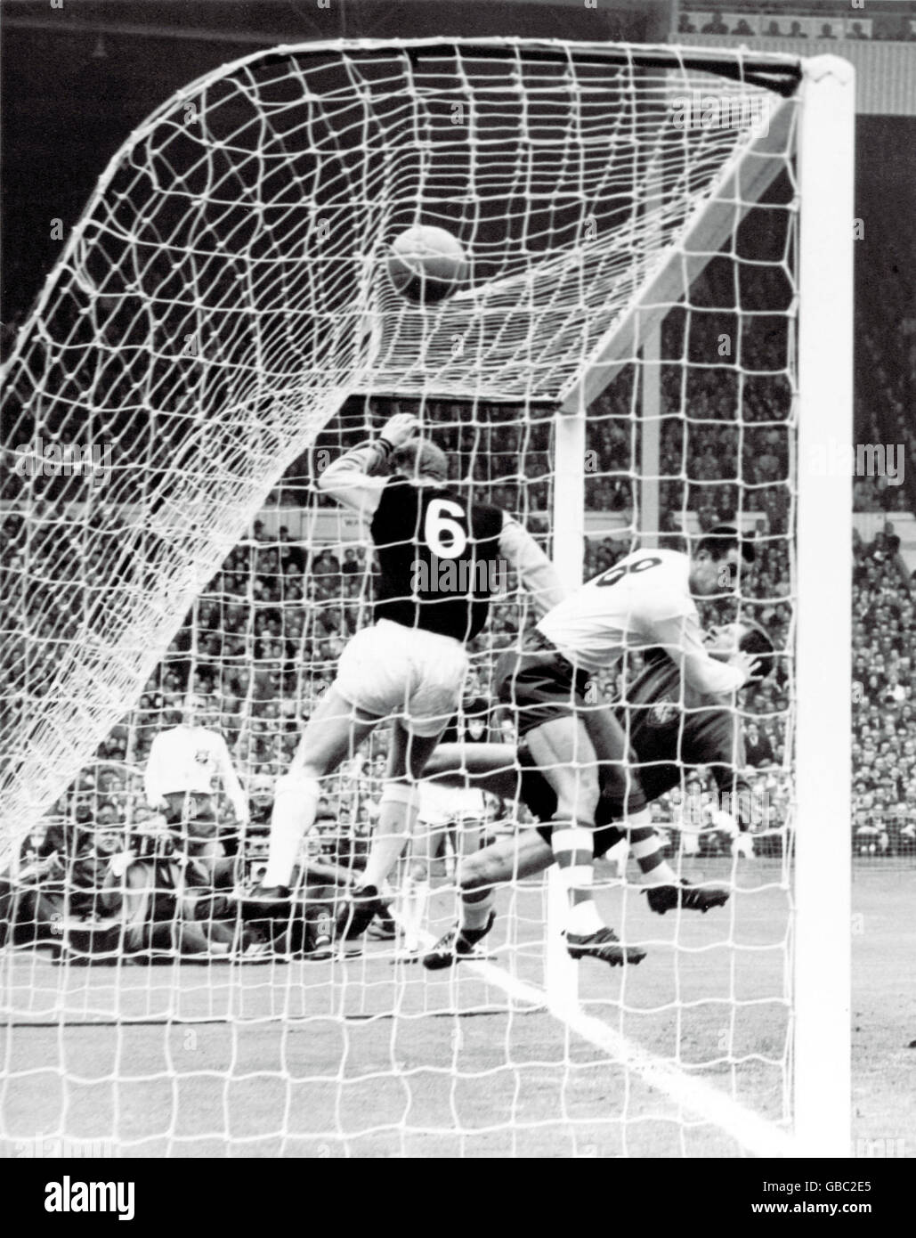 Jim standen and bobby moore all west ham united hi-res stock ...