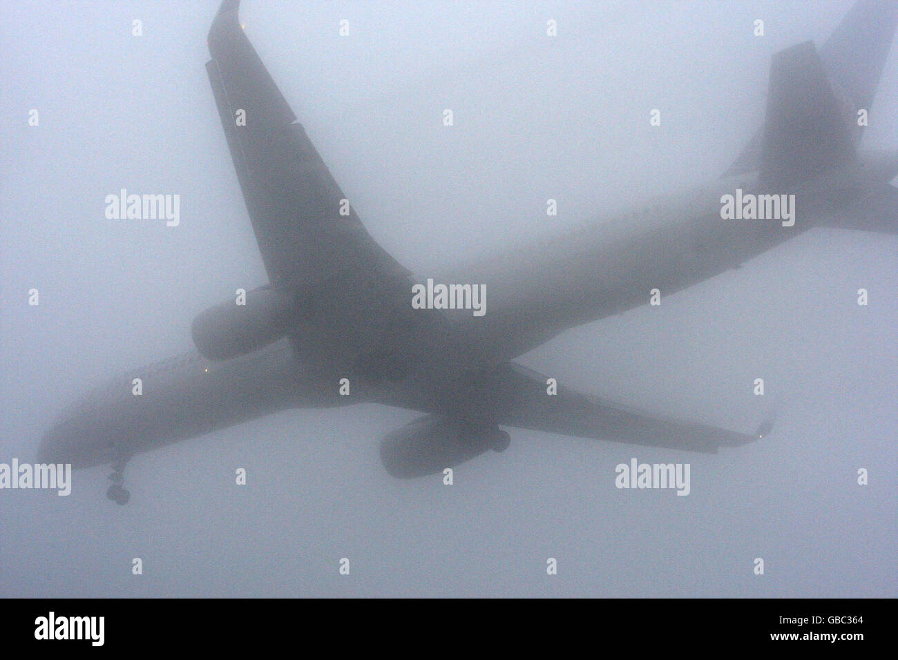 Thick fog disrupts flights at Heathrow Airport, Middlesex. Poor ...