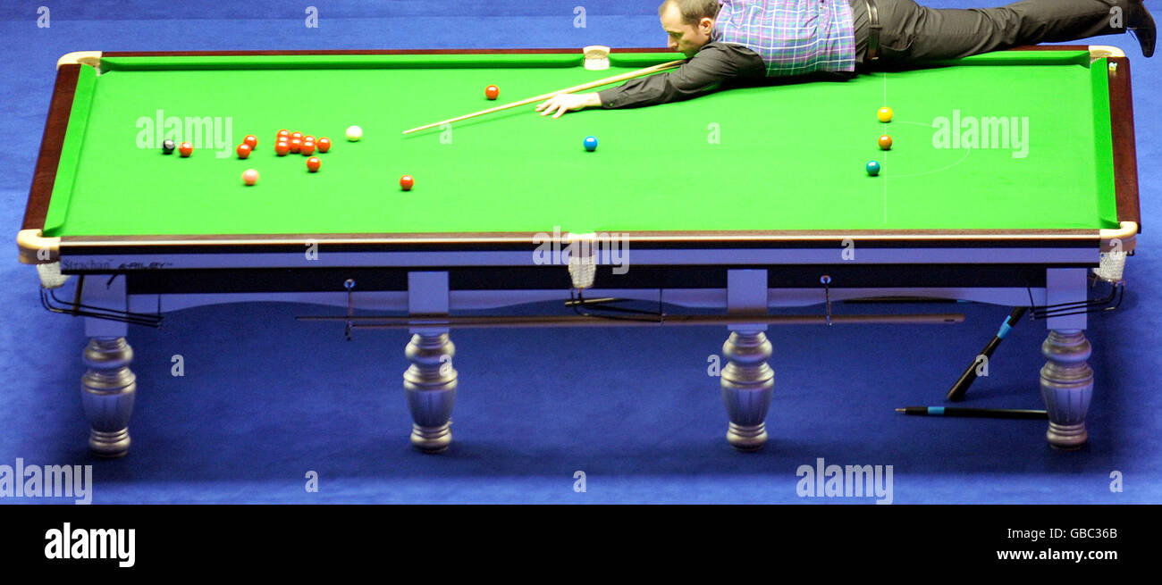 Graeme Dott plays a shot in the opening match of the 2009 Masters ...