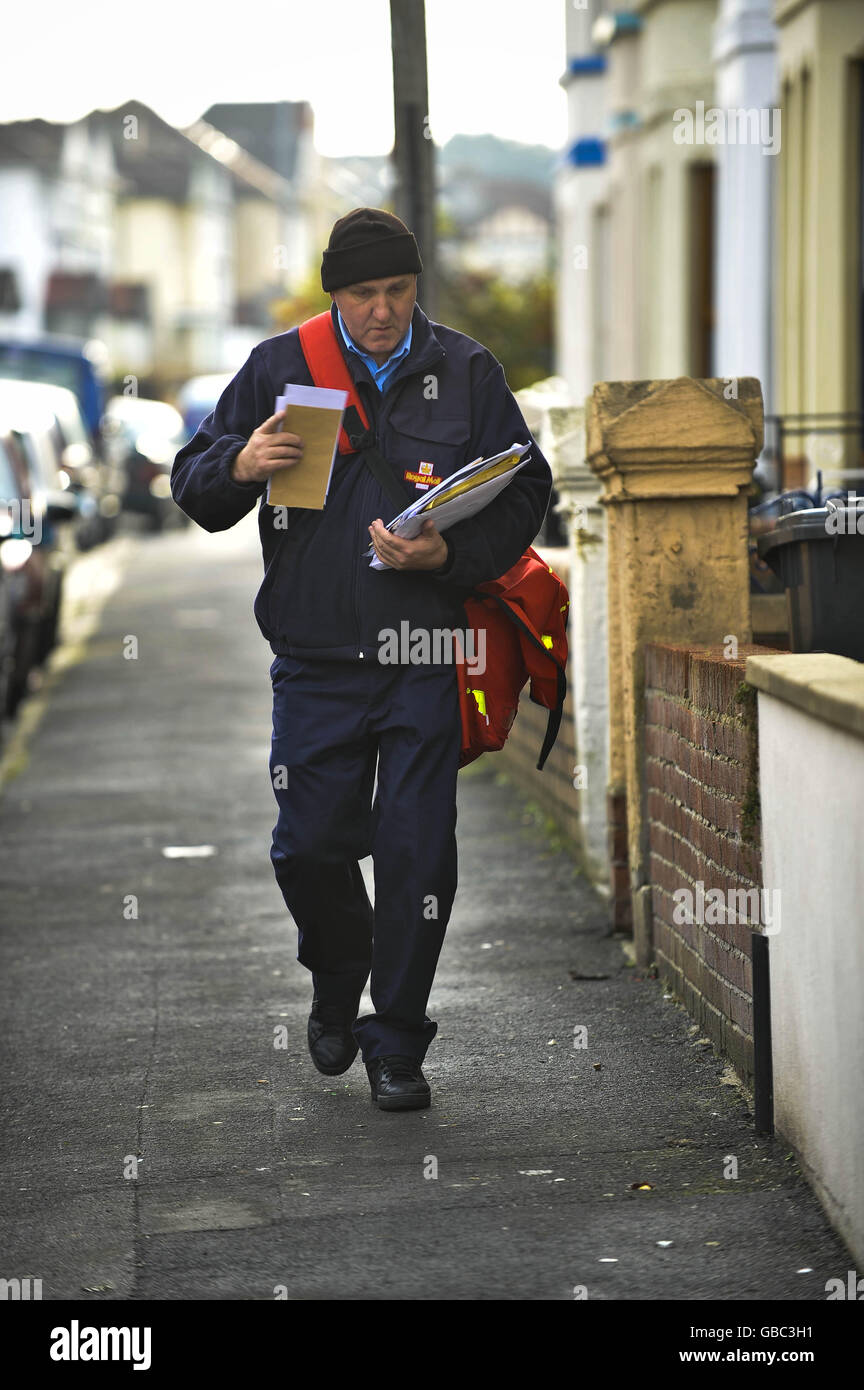 Royal mail postman delivers letters hi-res stock photography and images ...
