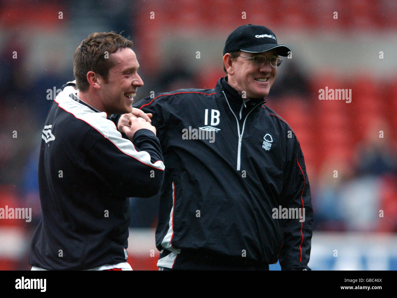 Nottingham Forest's new signing Alan Rogers (l) shares a joke with ...