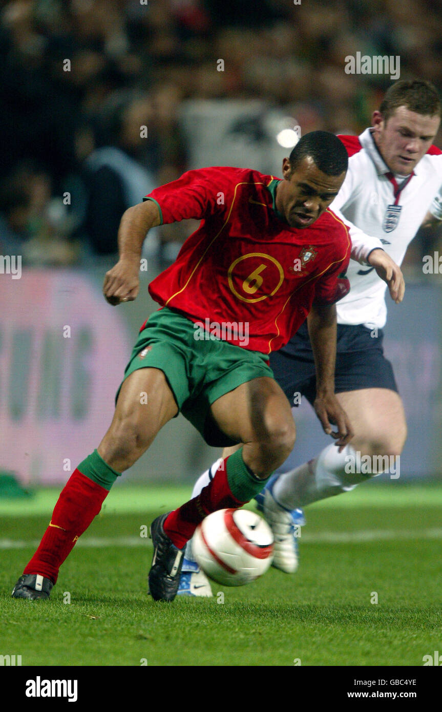 Portugal's Jorge Andrade (l) shields the ball from England's Wayne ...