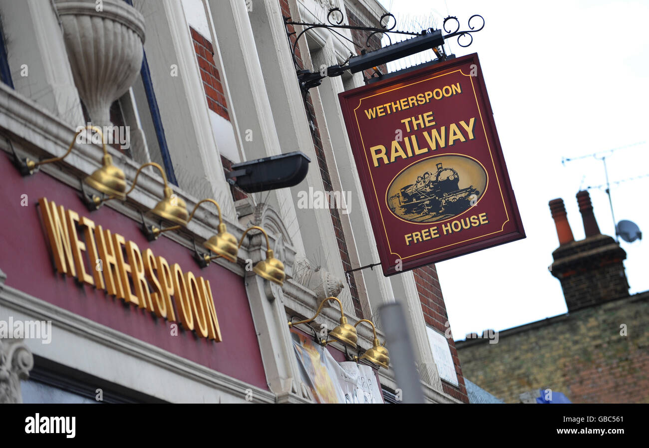 A wetherspoon free house hi-res stock photography and images - Alamy