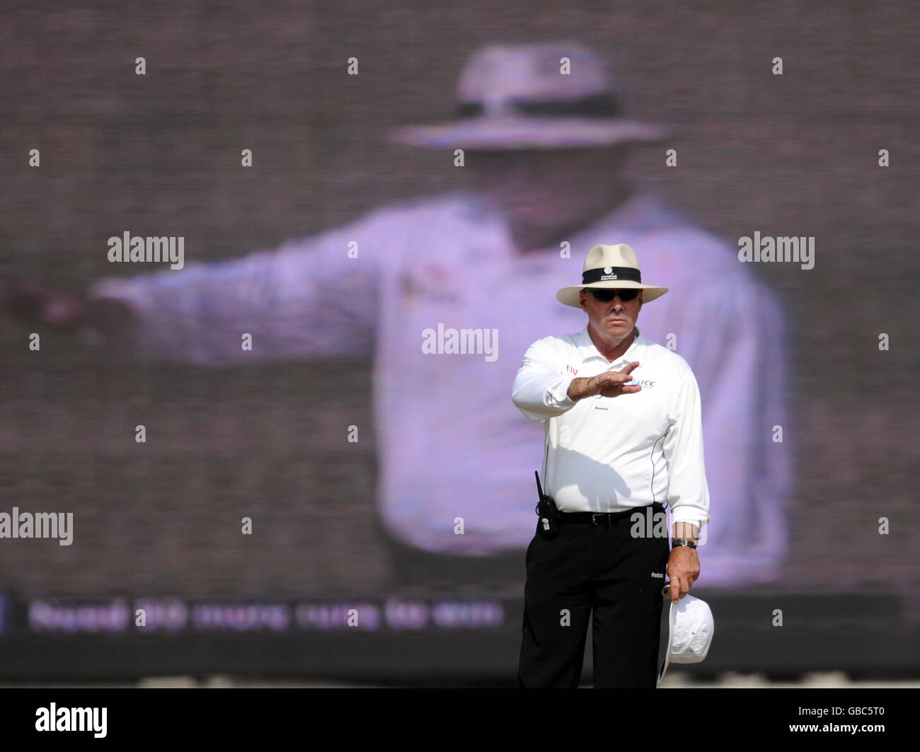 An umpire during the first test match between India and England Stock ...