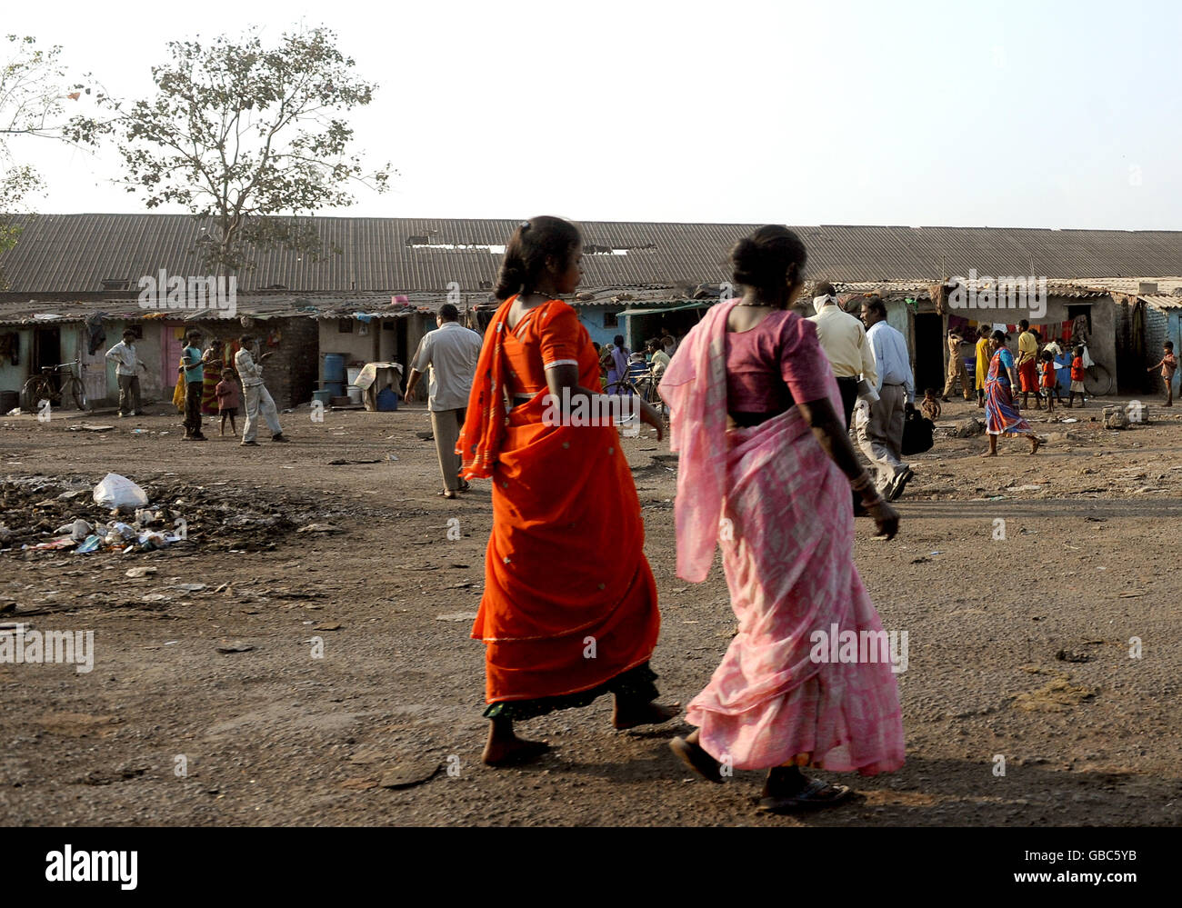 Two women walk through the slums of mumbai hi-res stock photography and ...