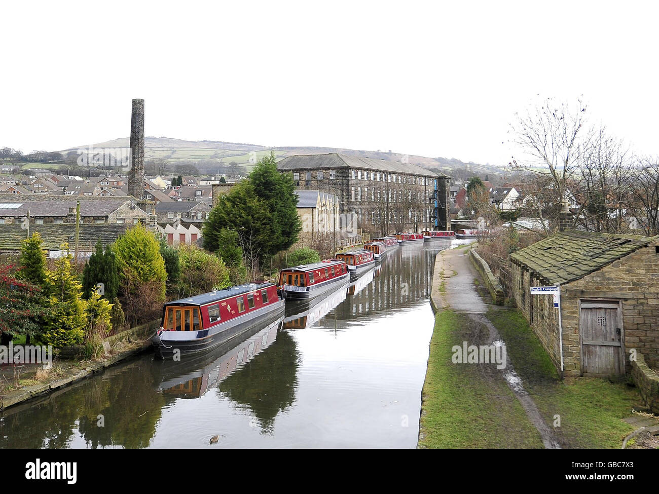 Leeds liverpool canal above hi-res stock photography and images - Alamy