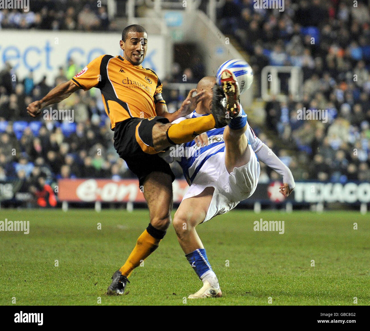 Wolves' Karl Henry and Reading's James Harper compete for possession ...