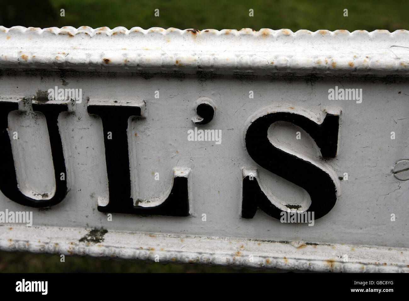 Apostrophes on road signs hi-res stock photography and images - Alamy