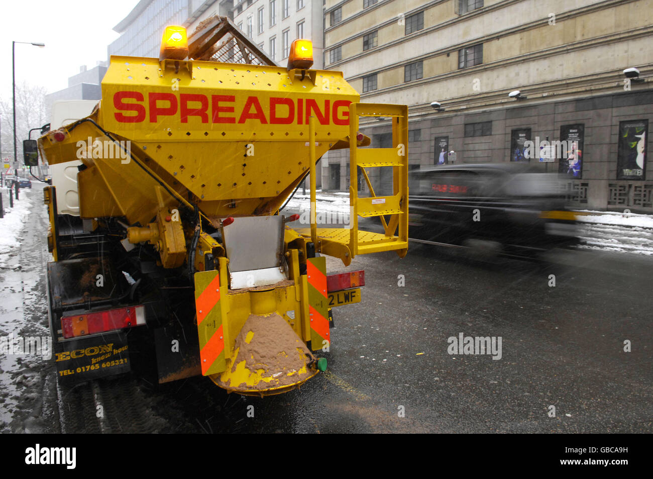 Winter weather. A gritting lorry in central London Stock Photo - Alamy