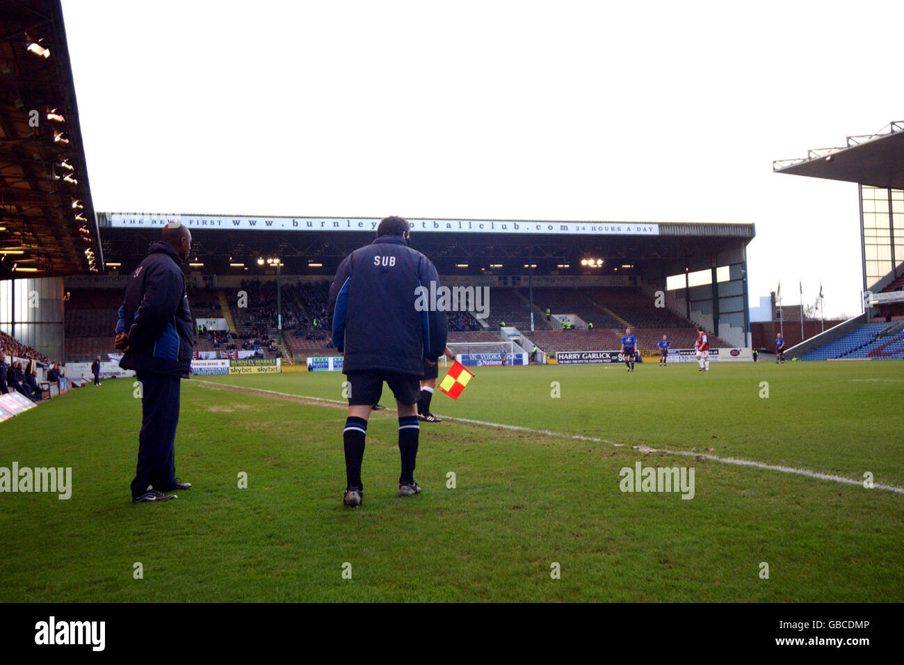 Football substitutes warming up hi-res stock photography and images - Alamy