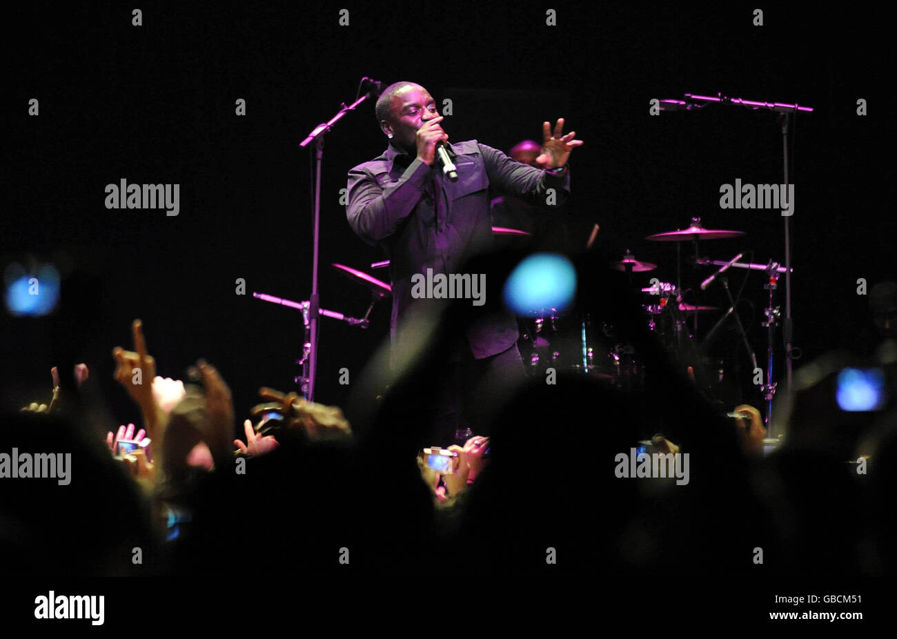 Akon in concert london hi-res stock photography and images - Alamy