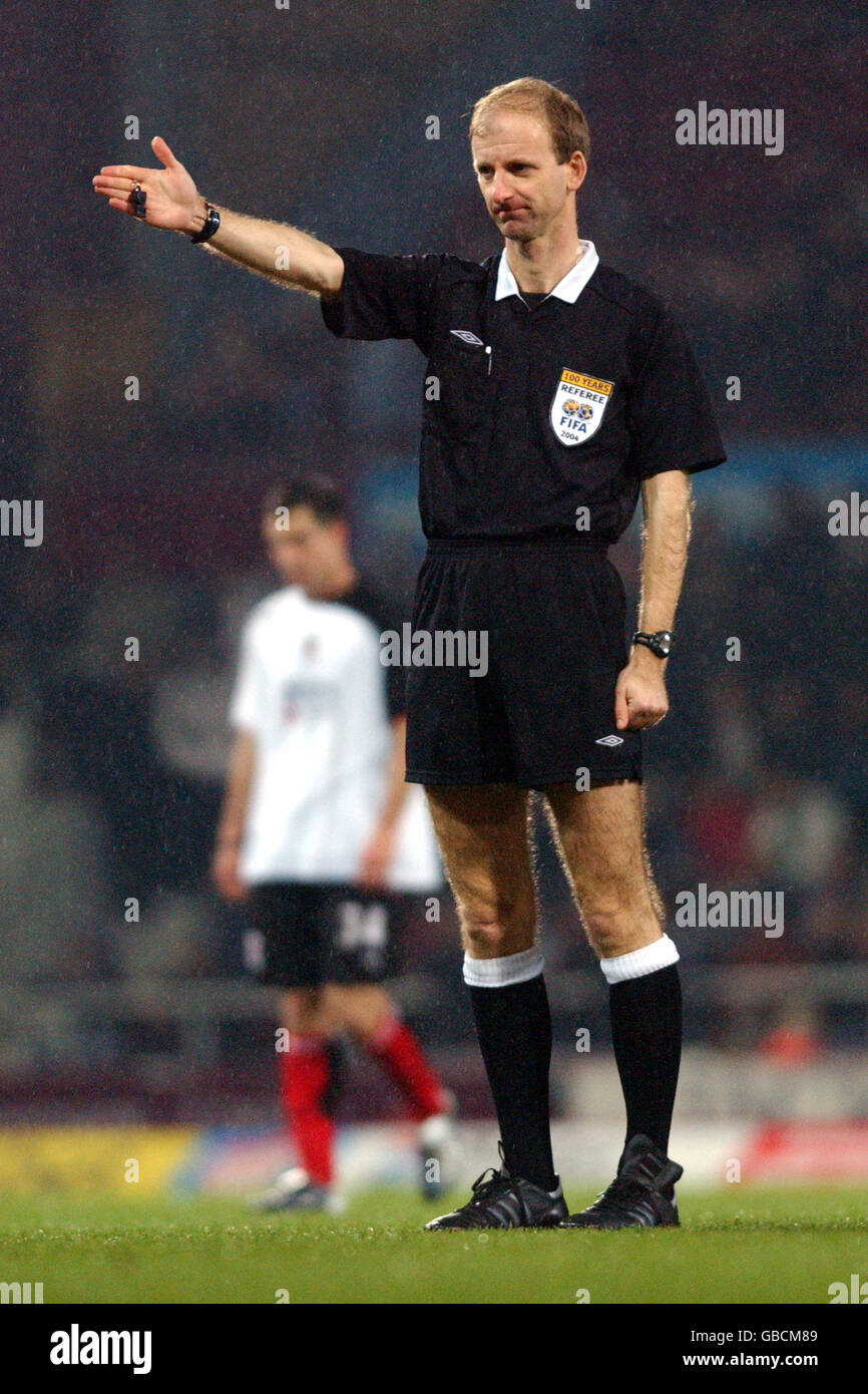 Referee mike riley hi-res stock photography and images - Alamy