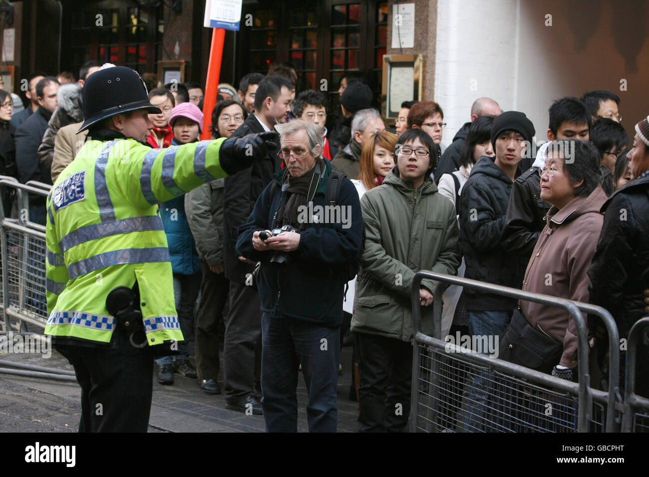 Police control the crowds before the expected visit of the Chinese ...