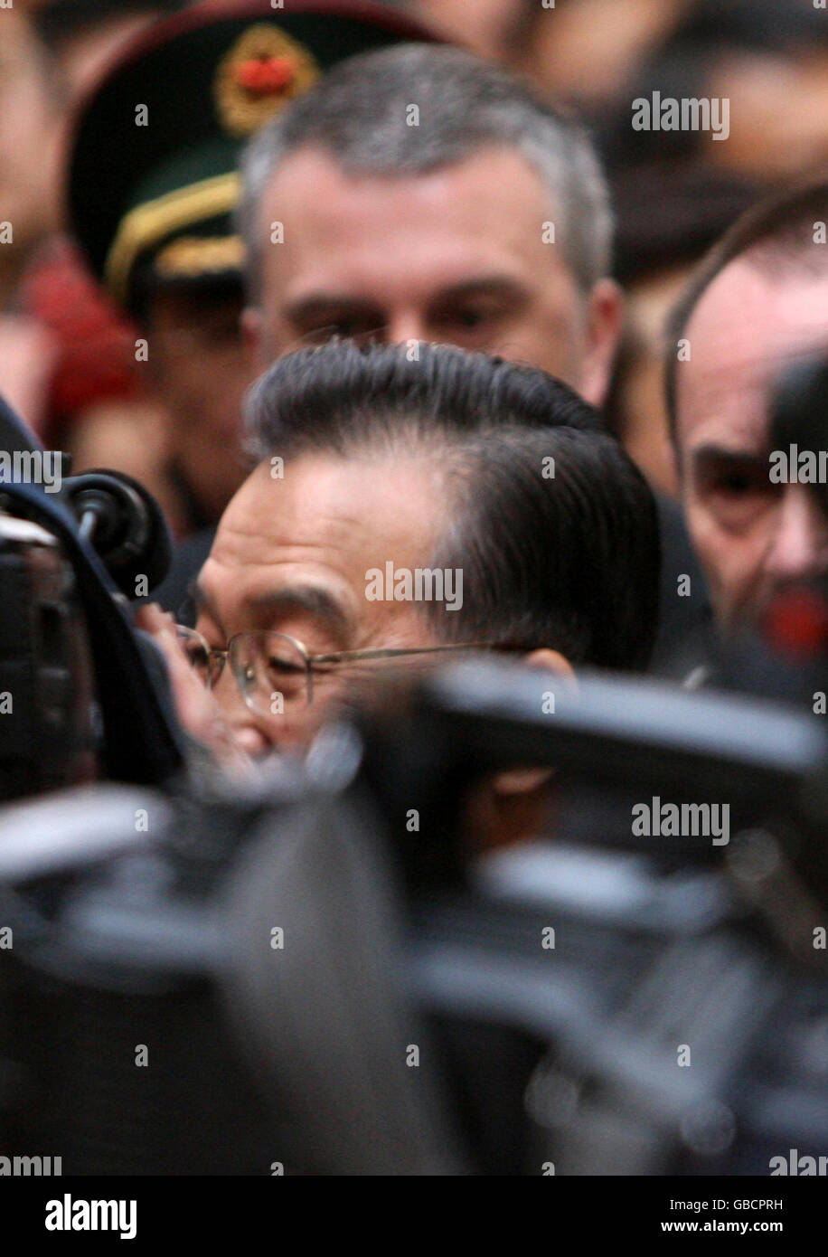 Crowds gather as Chinese Premier Wen Jiabao (centre) visits Chinatown ...