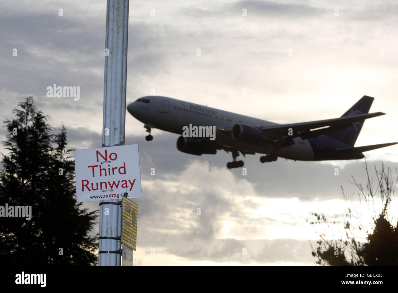 Heads for runway hi-res stock photography and images - Alamy