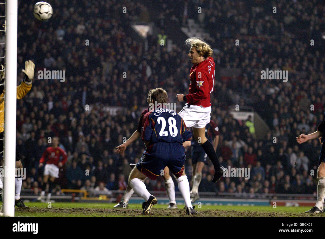 Manchester United's Diego Forlan misses a chance to equalise in injury ...