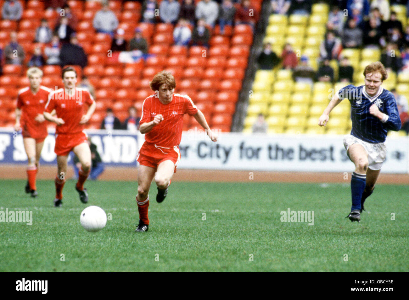 (L-R) Aberdeen's Gordon Strachan sprints after the ball as Rangers ...