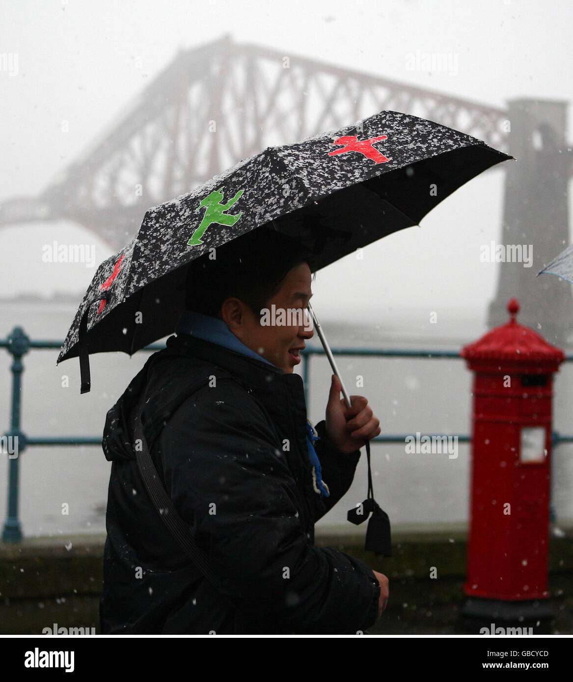 Tourists view the Forth Rail Bridge during a heavy snow flurry Stock ...