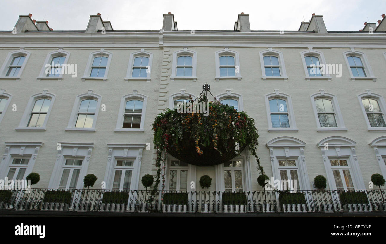 Giant hanging basket Stock Photo - Alamy