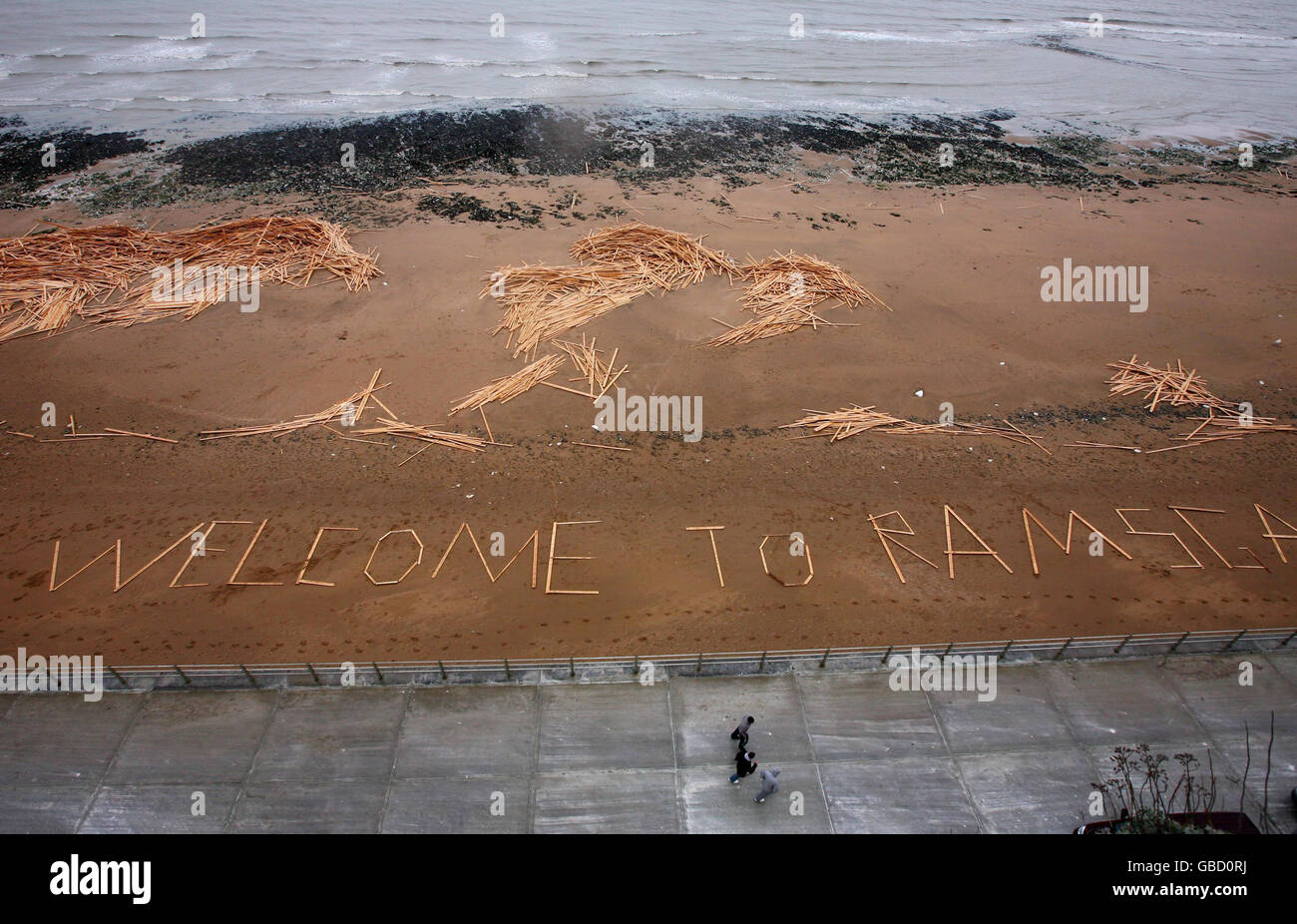 Washed up Timber Stock Photo - Alamy
