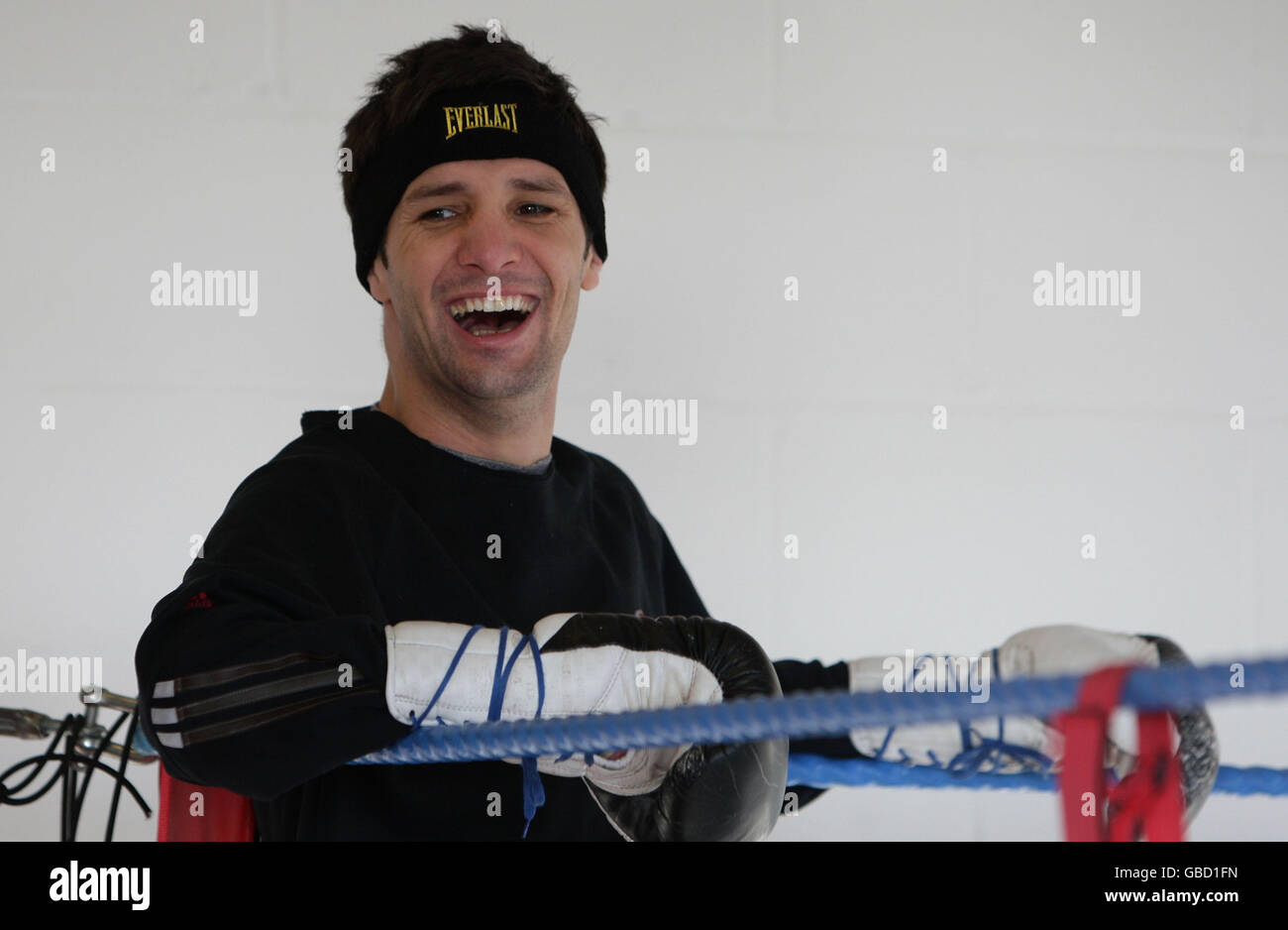 Boxer steve bell smiles during training session at arnies gym hi-res ...