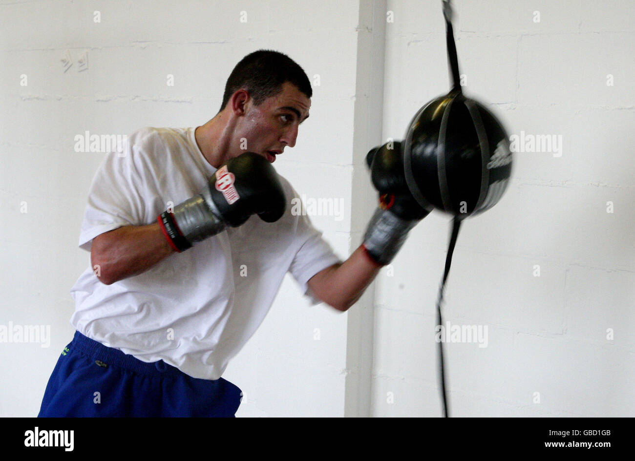 Boxing - Trainer Anthony Farnell - Arnies Gym Stock Photo - Alamy