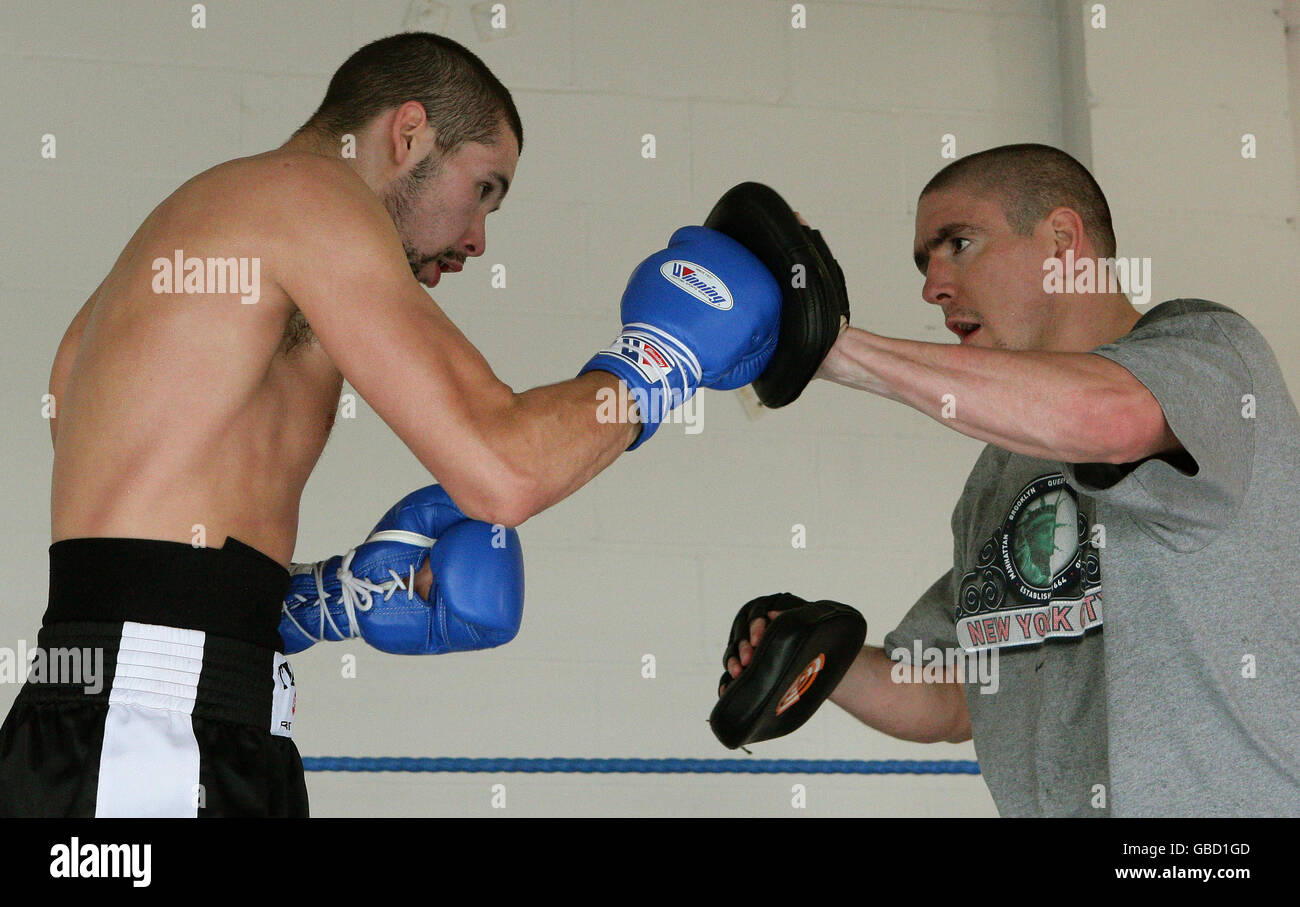 Boxing - Trainer Anthony Farnell - Arnies Gym Stock Photo - Alamy