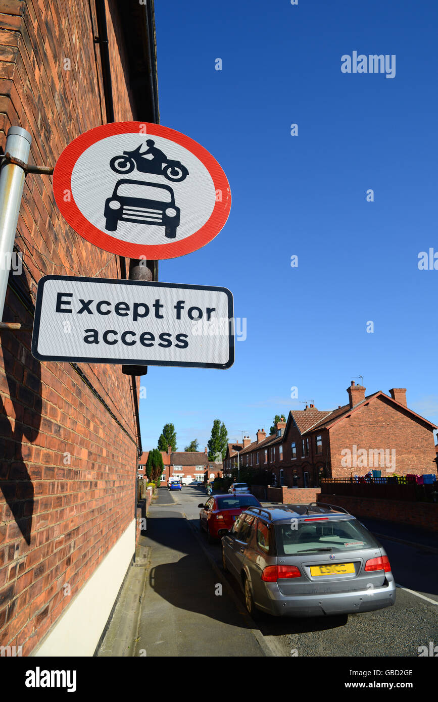Road sign no entry lorry hi-res stock photography and images - Alamy