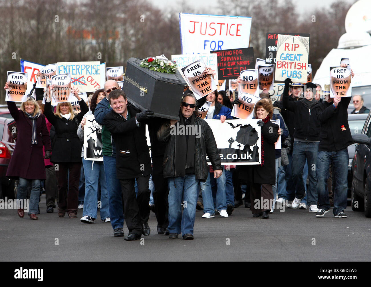 Publicans from across the UK protest outside the Enterprise Inns ...