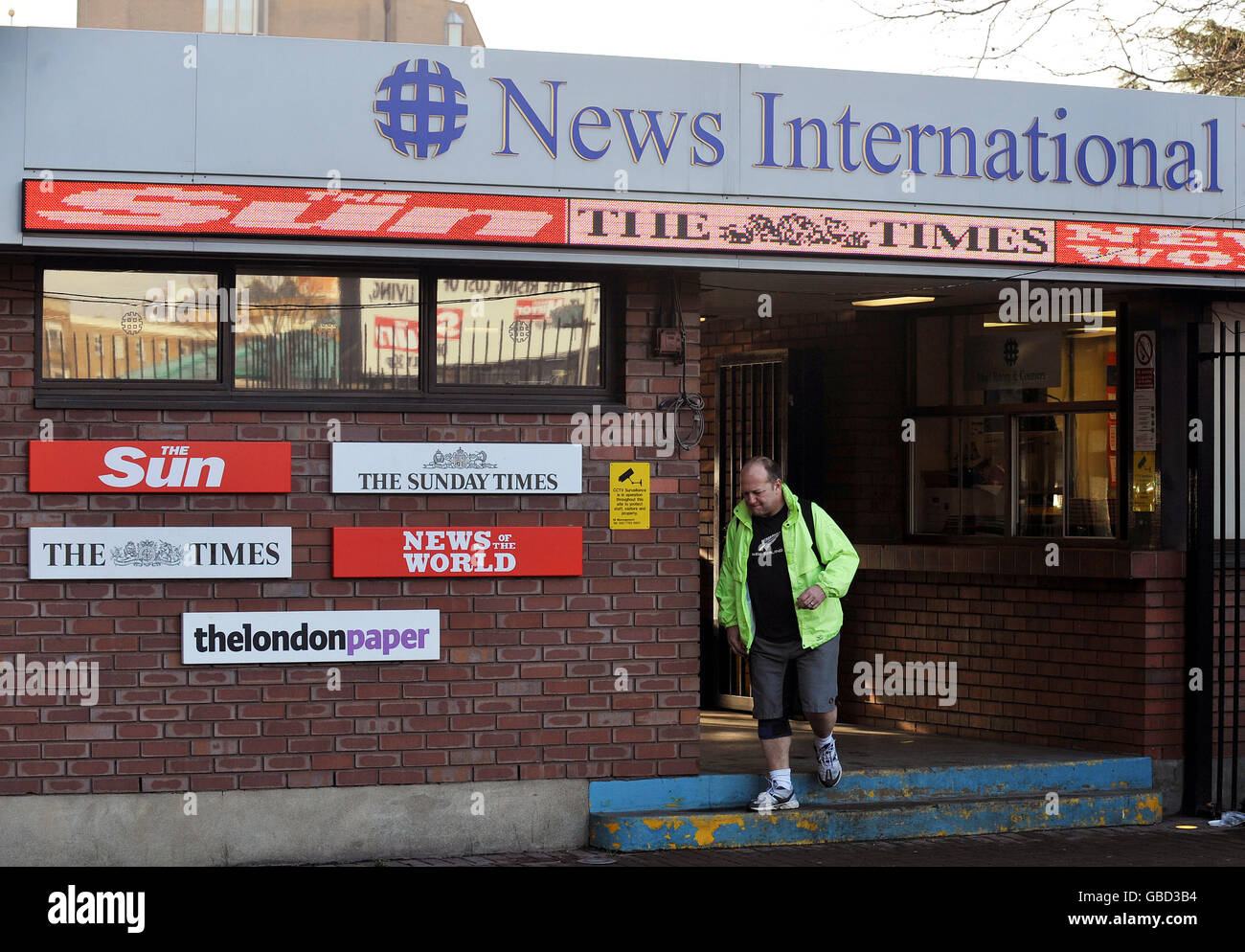 News international wapping entrance hi-res stock photography and images ...