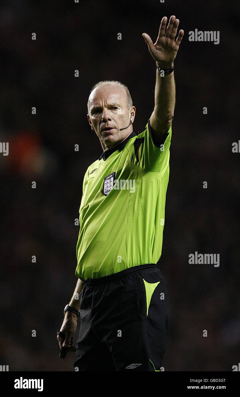 English referee steve bennett hi-res stock photography and images - Alamy