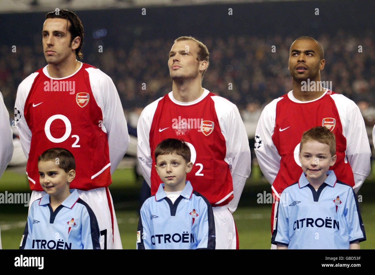 Fredrik ljungberg and ashley cole stand with their mascots hi-res stock ...