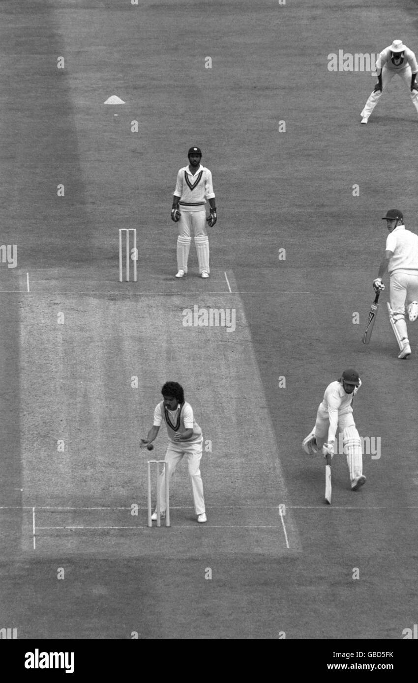Cricket wisden trophy test england Black and White Stock Photos ...