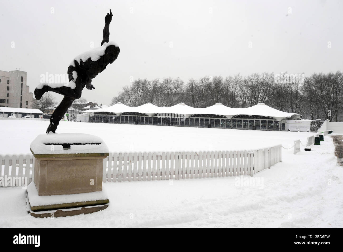London winter statue snow ice hi-res stock photography and images - Alamy