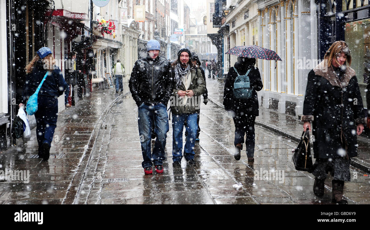 Shoppers brave snow in york city centre hi-res stock photography and ...