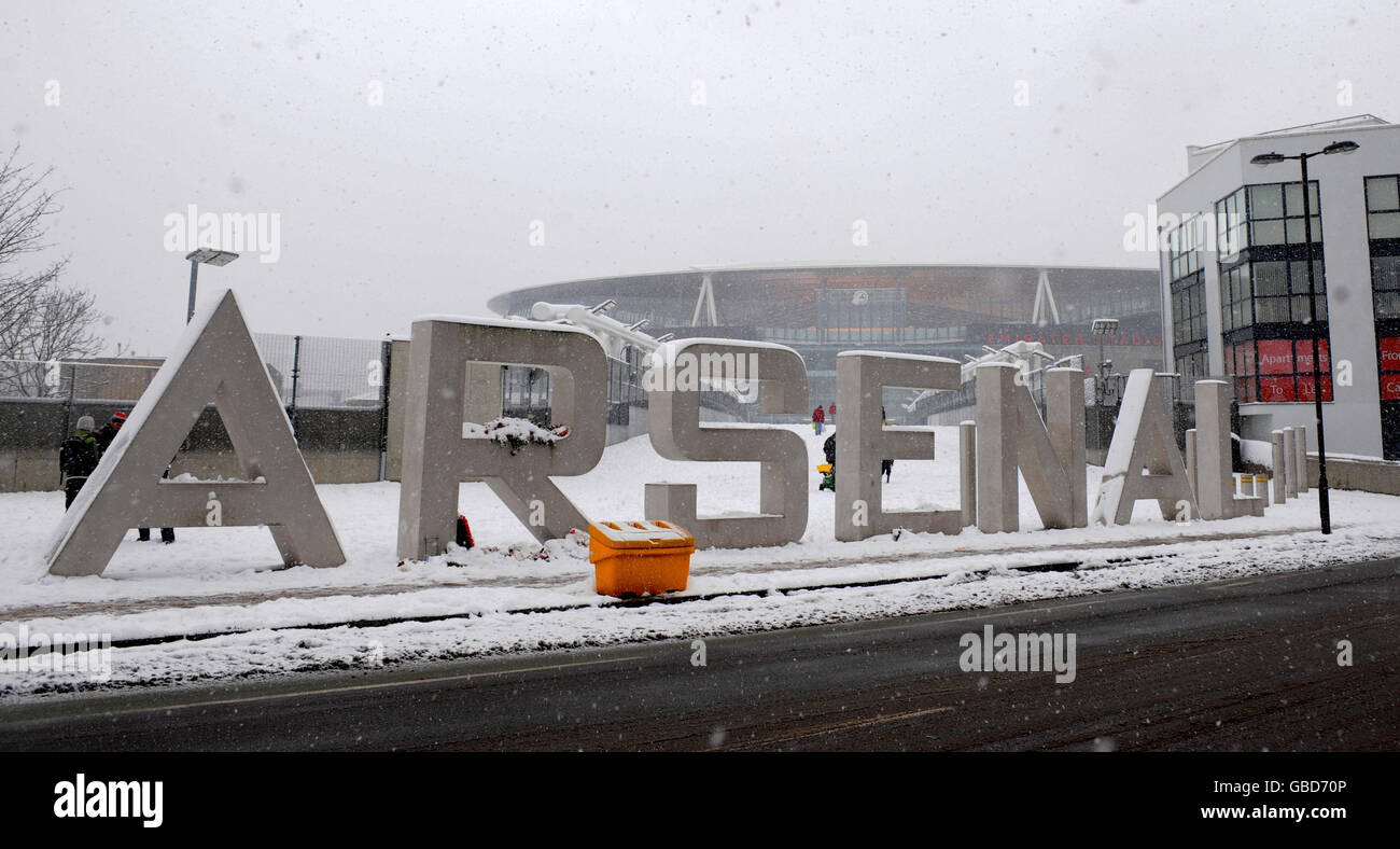 Snow falls at the Emirates Stadium in north London causing tomorrow's ...