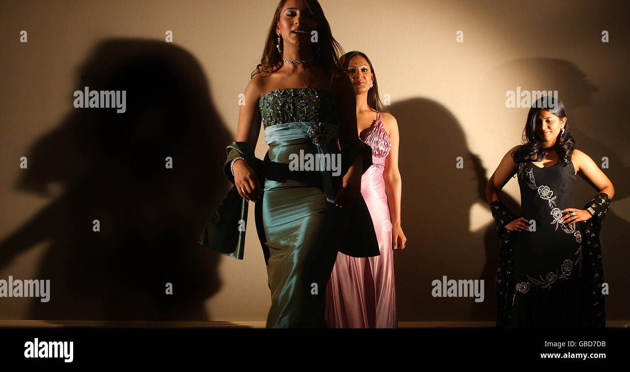Miss india ireland contestants on stage hi-res stock photography and ...