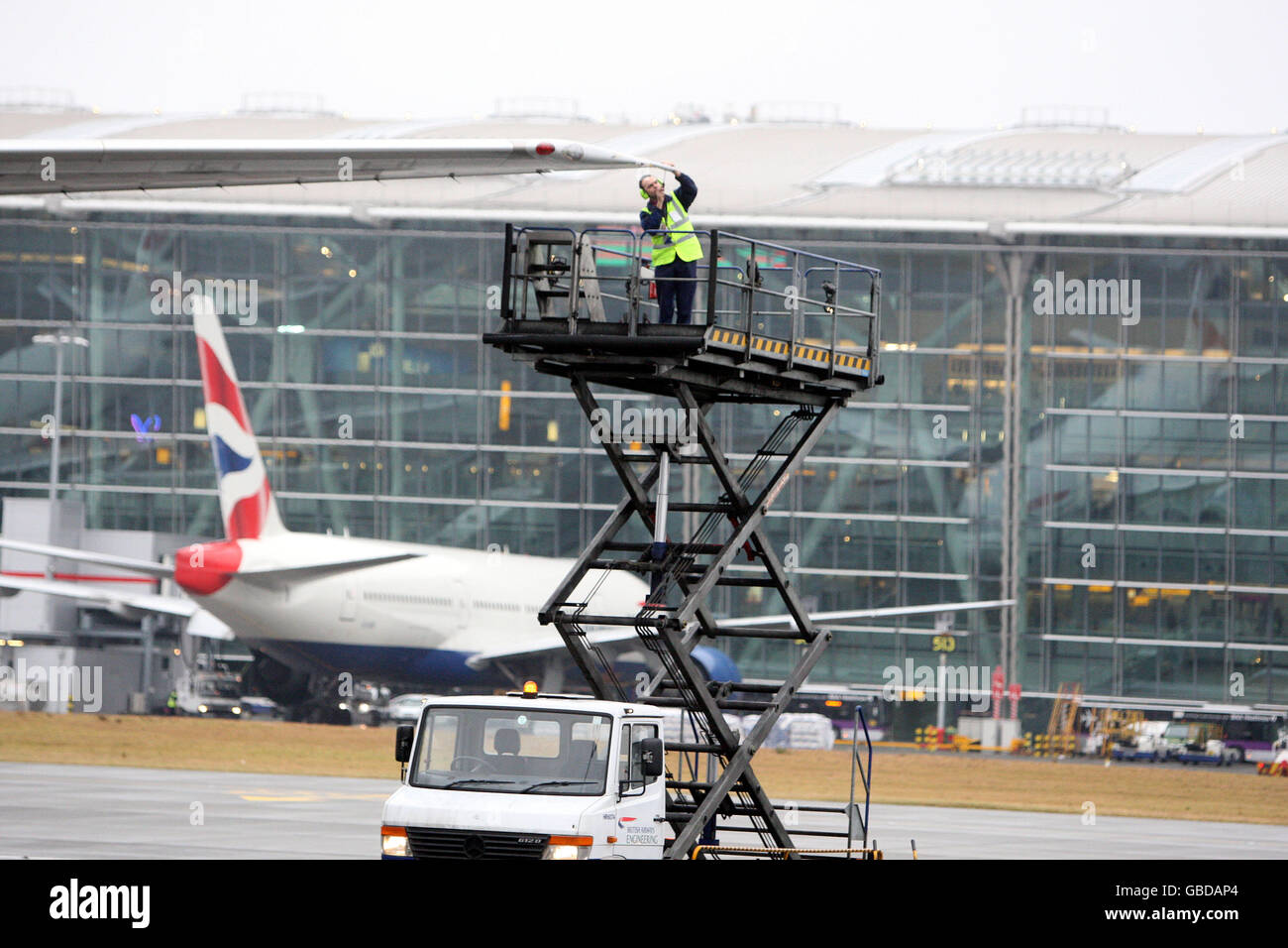 Ba planes heathrow terminal 5 High Resolution Stock Photography and ...