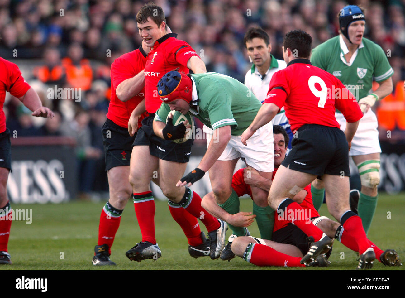 Ireland's Anthony Foley (l) tries to break through the challenge of ...