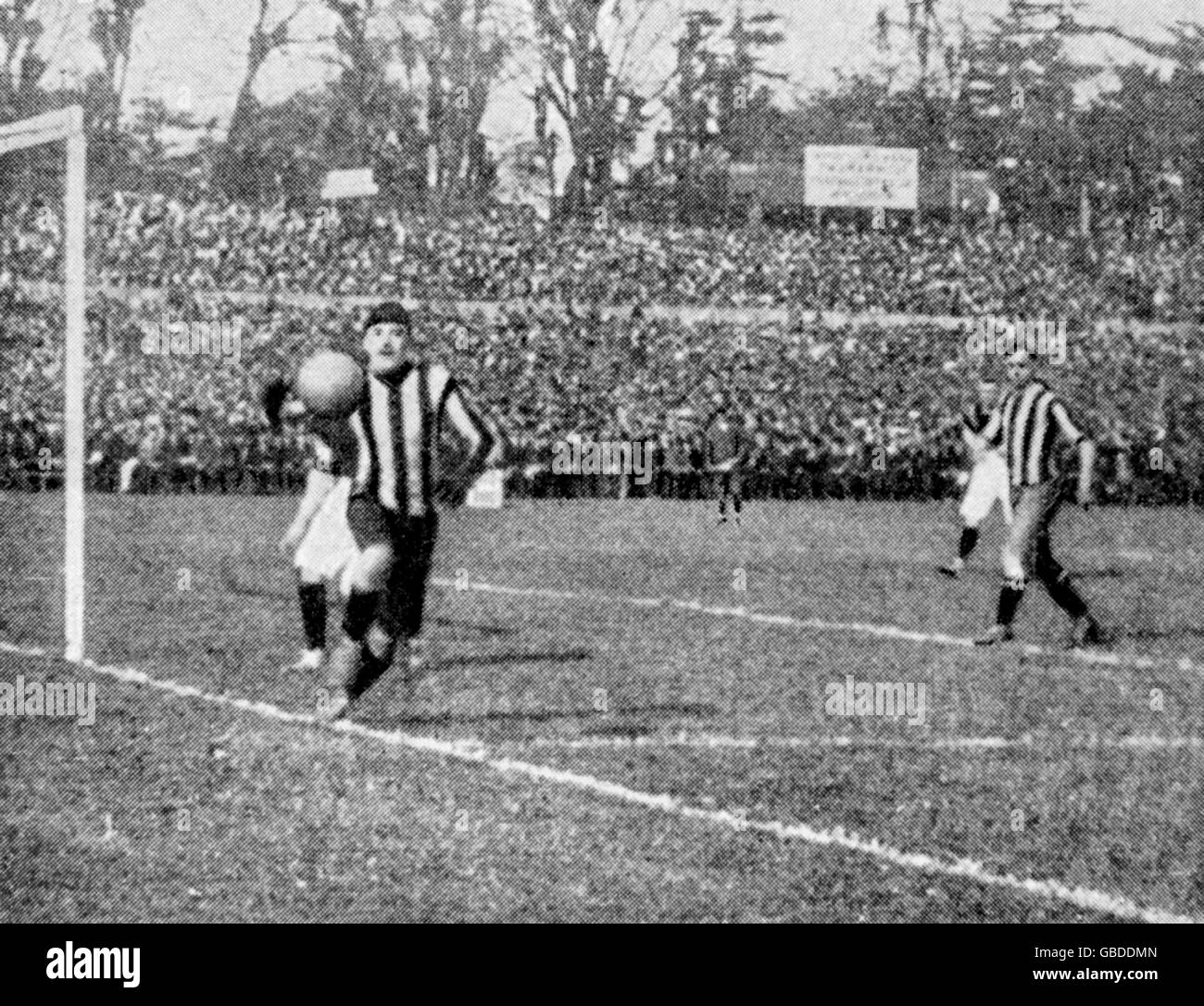 Newcastle United goalkeeper Jimmy Lawrence (l) concedes a corner Stock ...